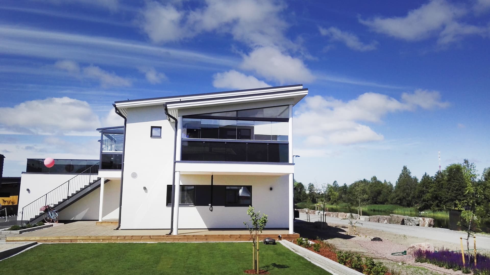 Muovimaton jättäminen lattian alle: Riskit, hyödyt ja oikeat käytännöt