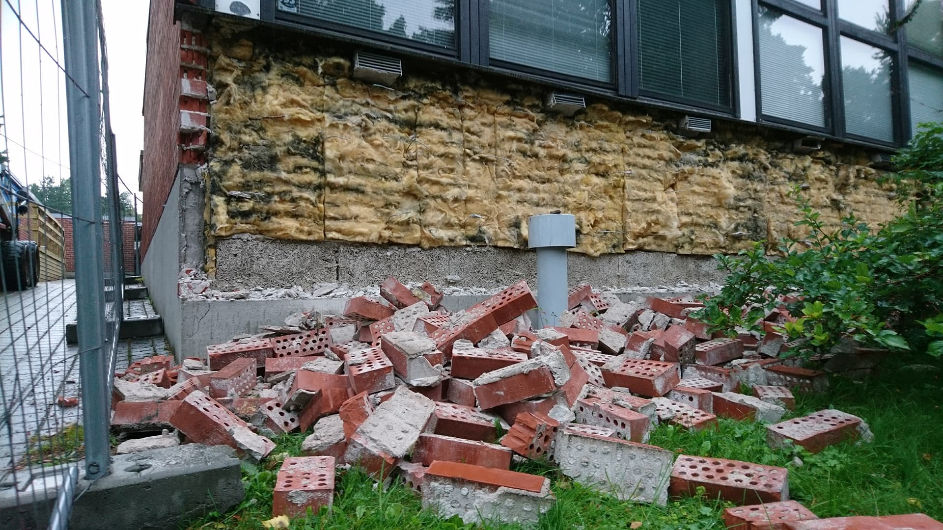 Muovimaton jättäminen lattian alle: Riskit, hyödyt ja oikeat käytännöt