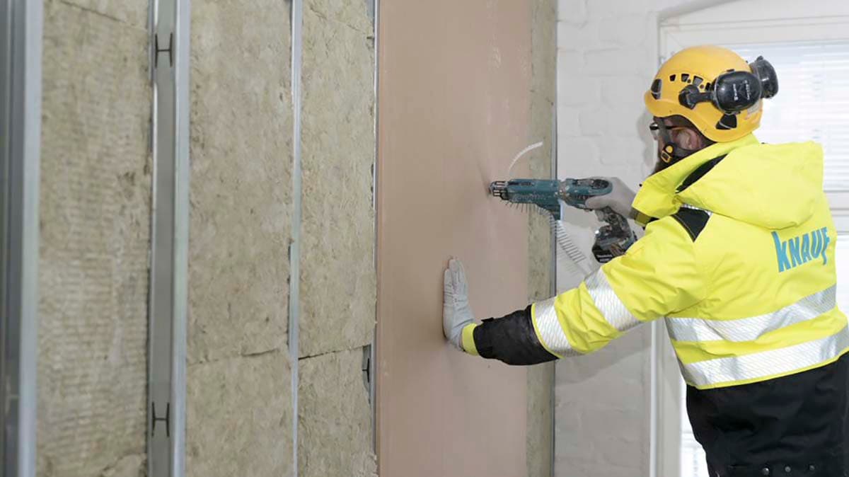 Muovimaton jättäminen lattian alle: Riskit, hyödyt ja oikeat käytännöt